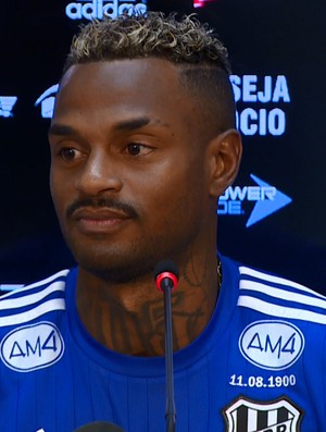 Após torcer da arquibancada, Renê Júnior comemora presença no banco