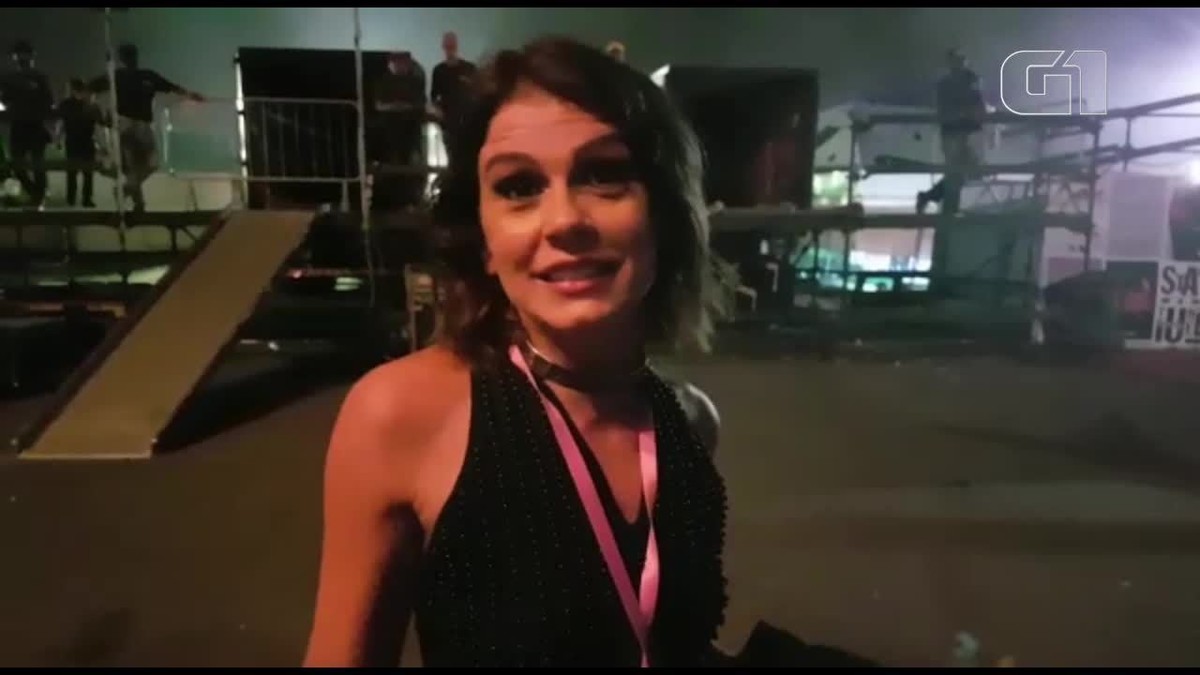 The Killers convida apresentadora para tocar bateria no palco do ...