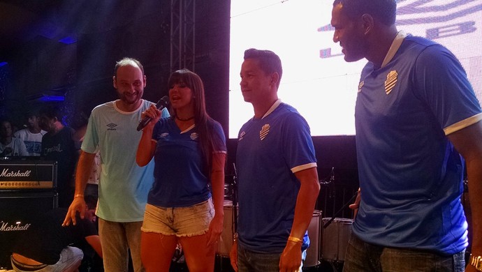 CSA junta gente e leva até a rainha Marta para lançamento do uniforme