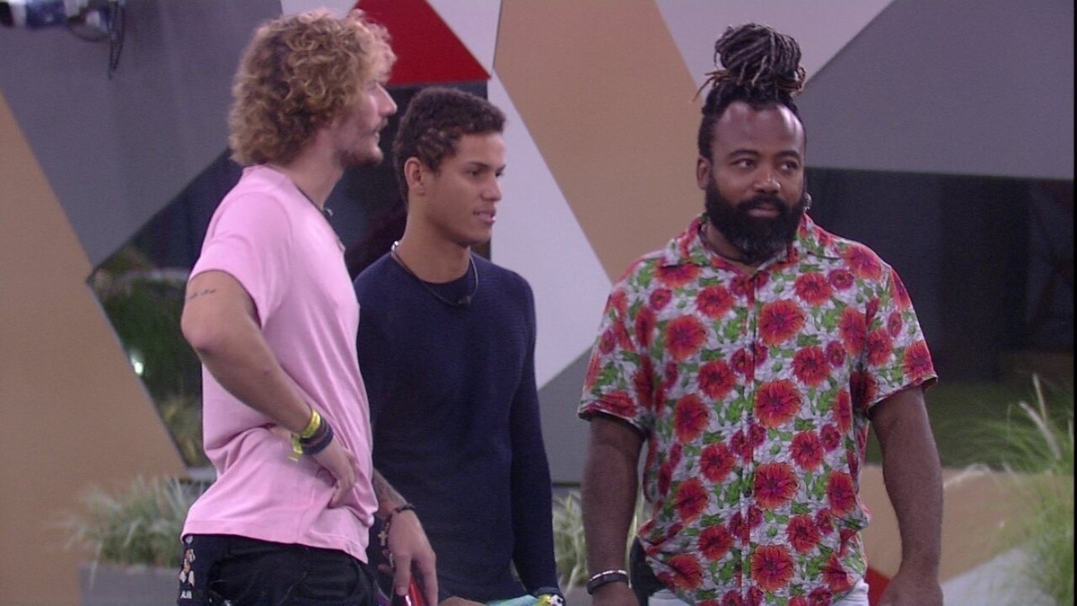 Rodrigo diz para Alan que o momento é importante para ficar junto ...