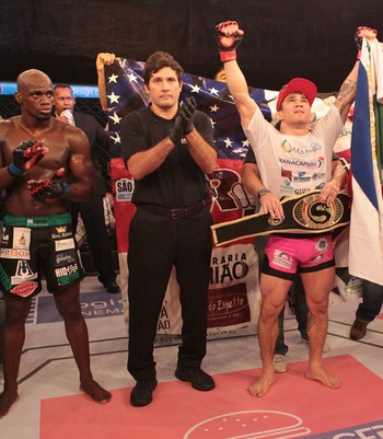 Ronys Torres finaliza Wallace Lopes e mantém título no Shooto Brasil 60