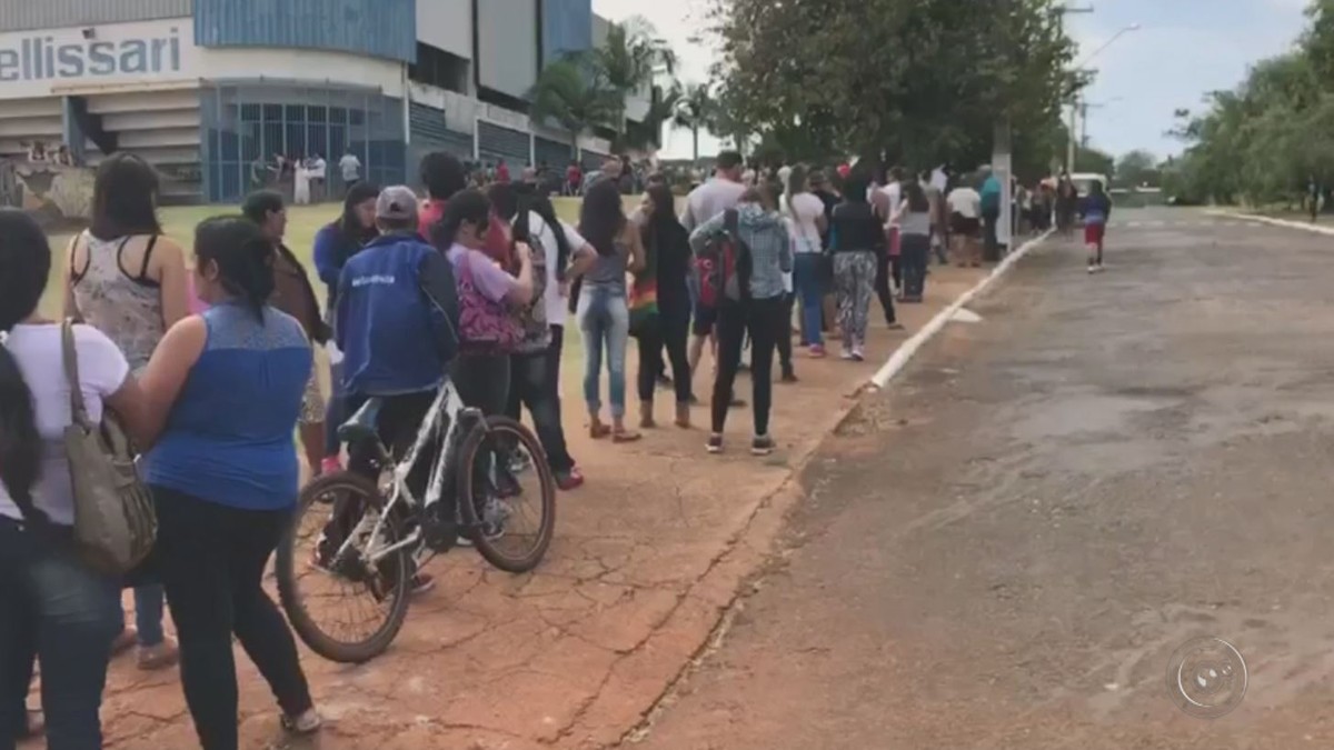 Fila gigante é formada para sorteio de moradias populares em Itararé ...