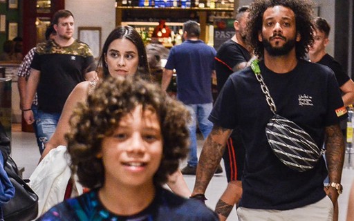 Após beijos na praia, Marcelo e a mulher passeiam com os filhos no Rio ...
