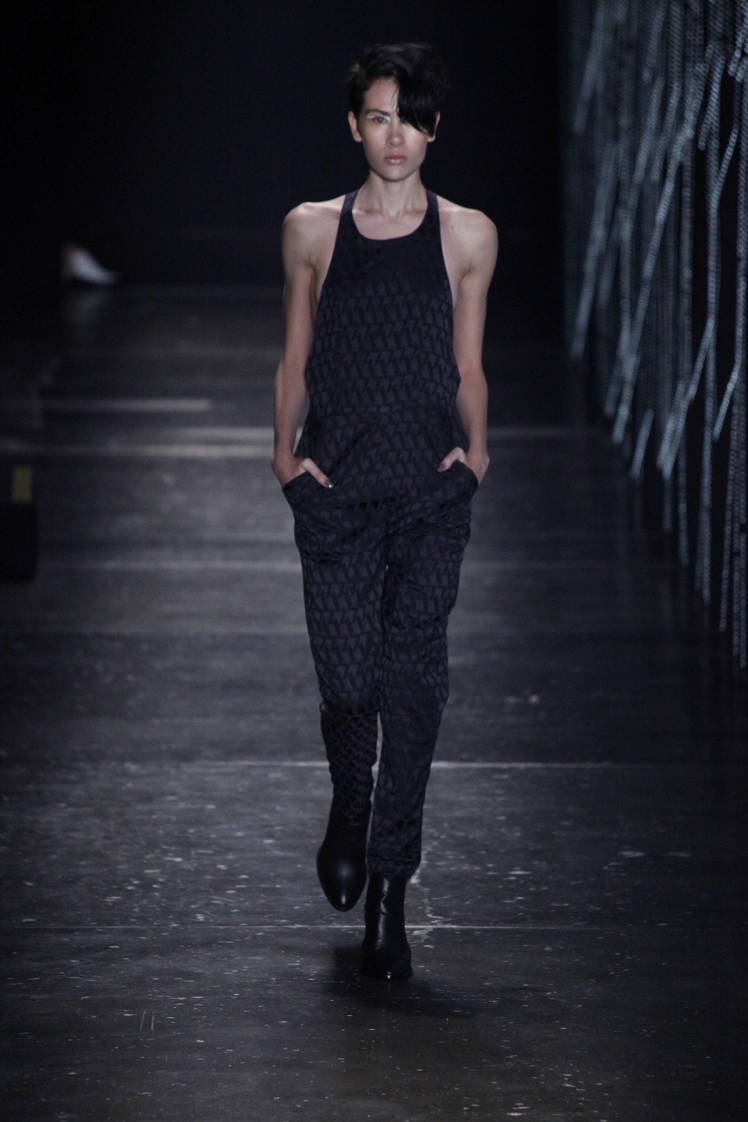 Ratier segue em sua trilha minimalista cool | Desfiles | Vogue