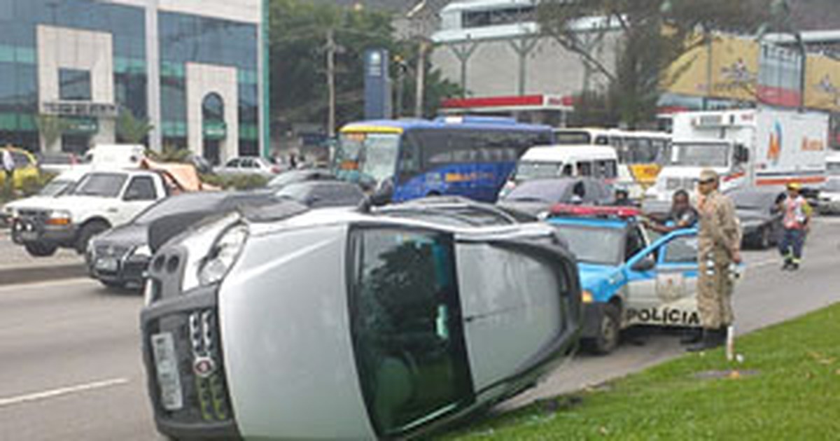 G1 - Carro capota e deixa o trânsito lento na Barra da Tijuca, diz CET ...