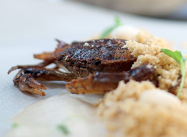 Siri-mole grelhado com farofa e espuma de moqueca - Casa e Jardim ...