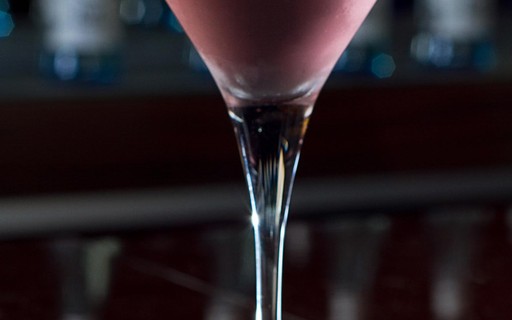 Saque, vodca e licor. Tudo misturado no drinque de hoje - GQ | Sabor