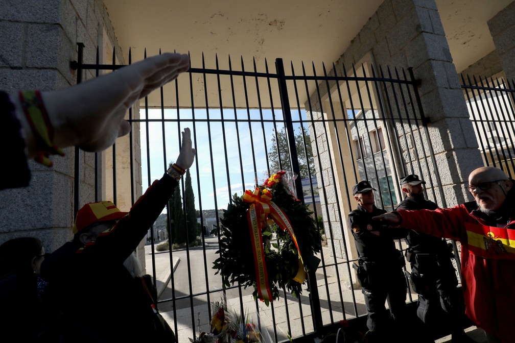 Espanha exuma restos do ditador Francisco Franco | Mundo | G1