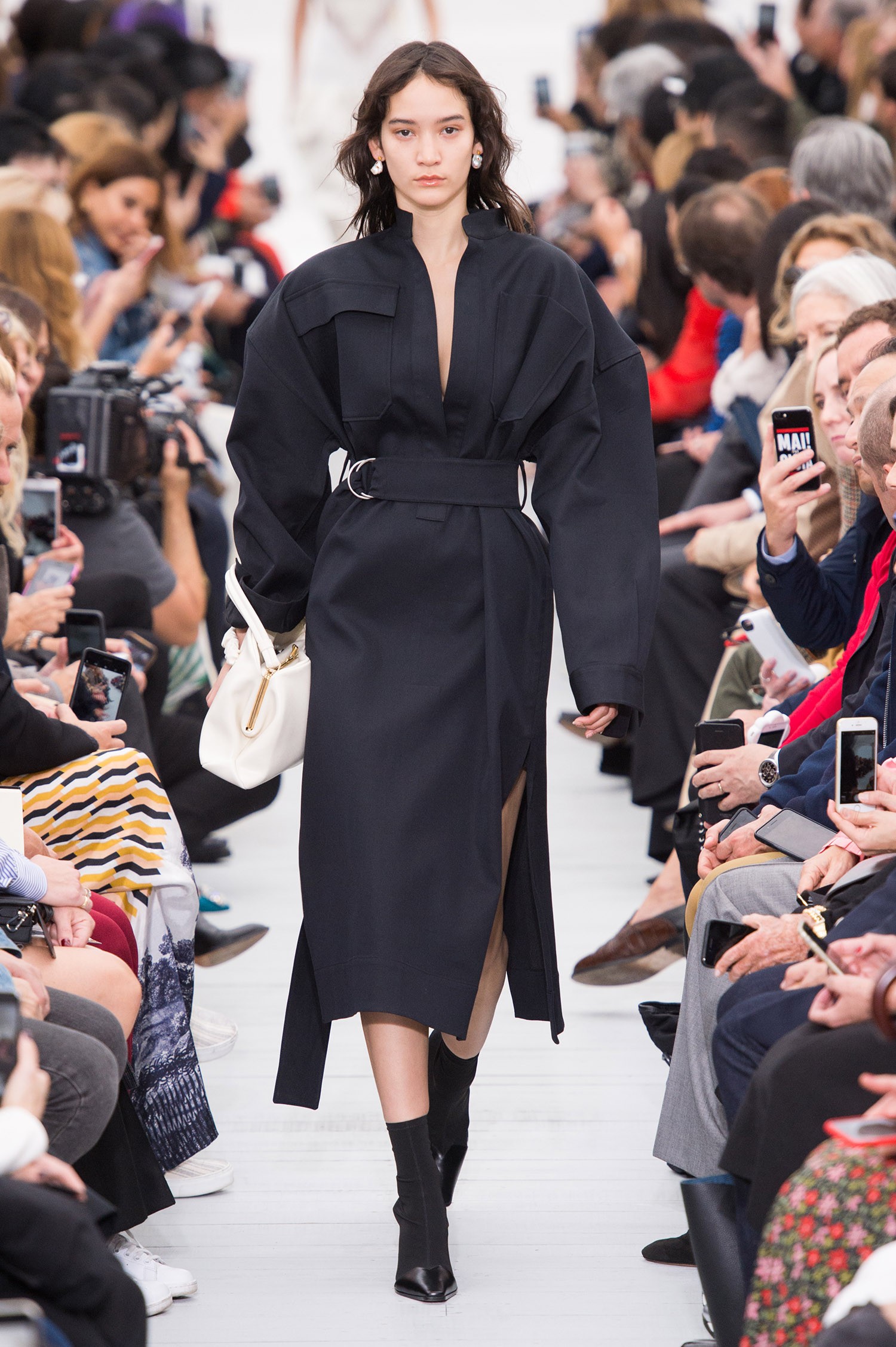 Céline brinca com o oversized de maneira fluida e suave no verão 2018 ...