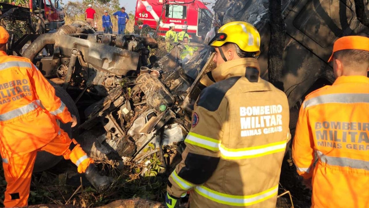Motorista De Carro Morre Ao Bater De Frente Com Caminhão Na Br 040 Em