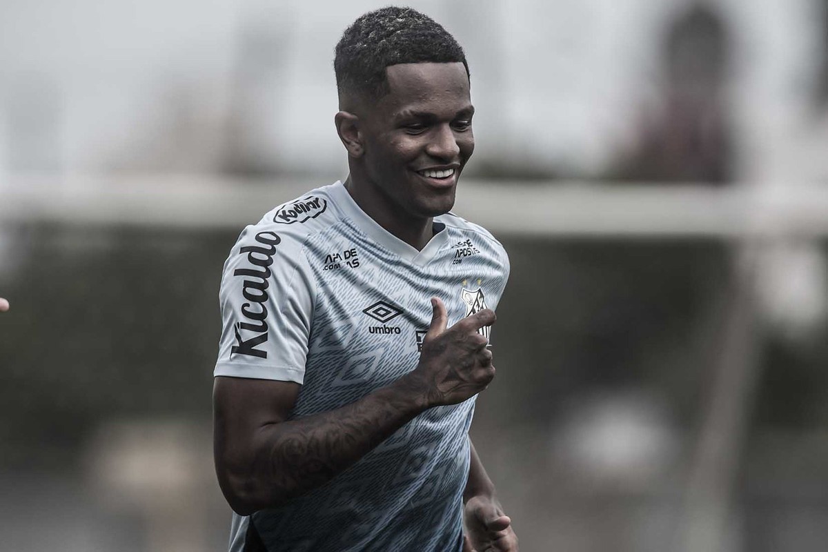 Renyer volta a ser relacionado no Santos após nove meses | santos | ge