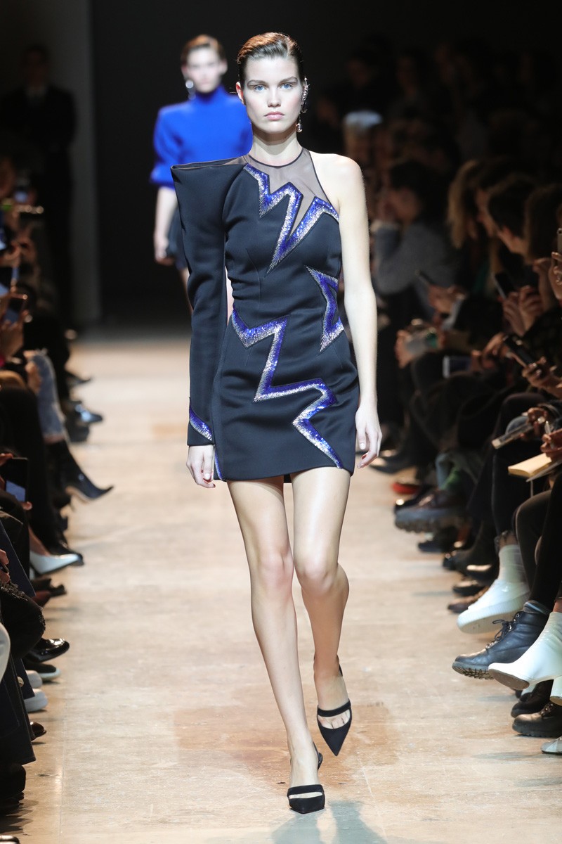 Mugler passeia em seu habitat natural com inverno 2018 oitentista ...