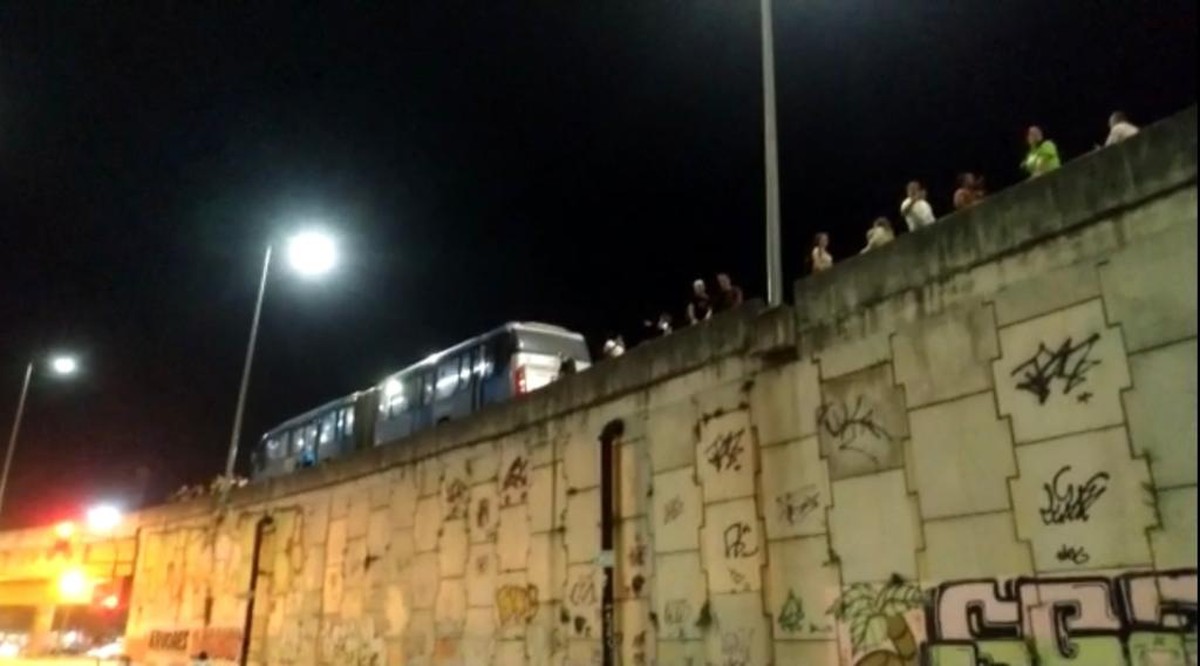 Passageiro do BRT cai de viaduto em Curicica | O que fazer no Rio de Janeiro | G1