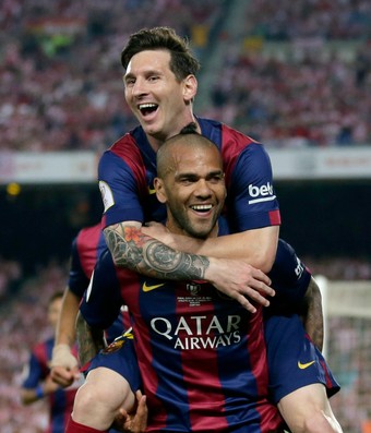 Daniel Alves ganha o apoio de Messi no Barça: "O melhor lateral do mundo"