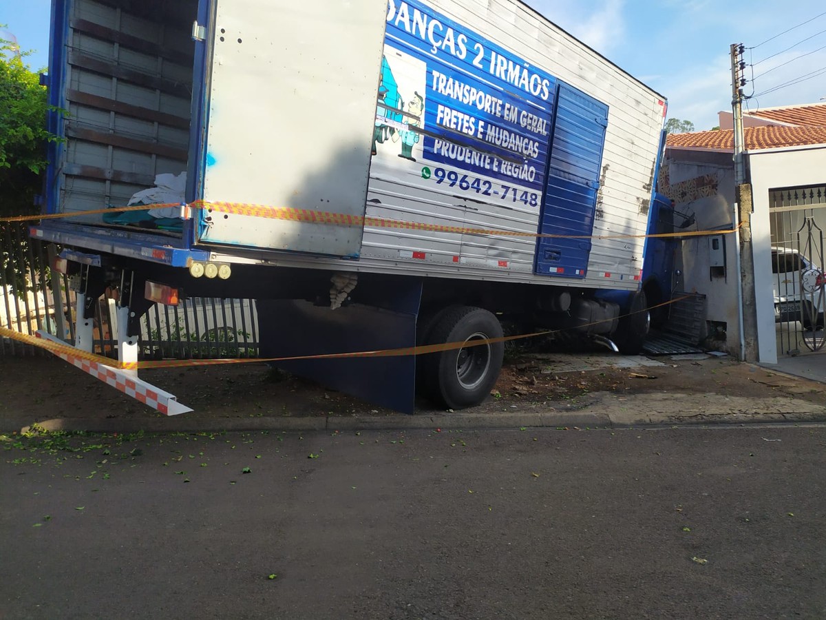 Caminhão desgovernado invade residência e atinge idoso no Jardim Itapura 2, em Presidente ...