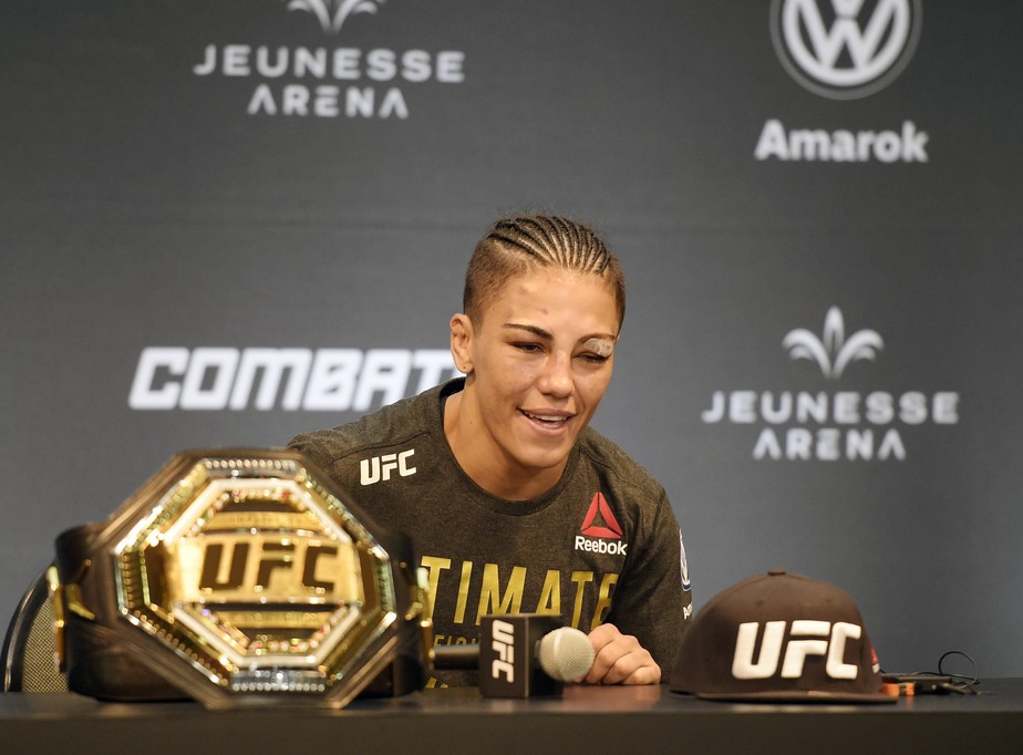 Jessica Andrade robbed at gunpoint in Brazil; car, cell phones taken ...