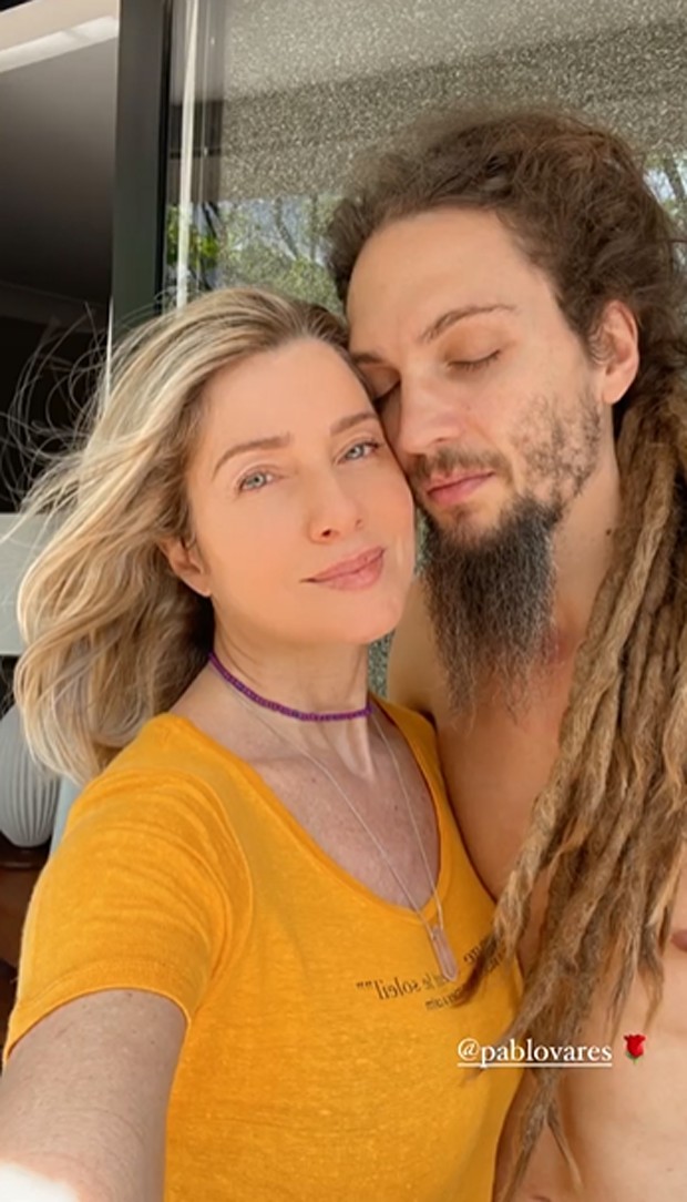 Letícia Spiller e marido tiram foto com o rosto coladinho em momento ...