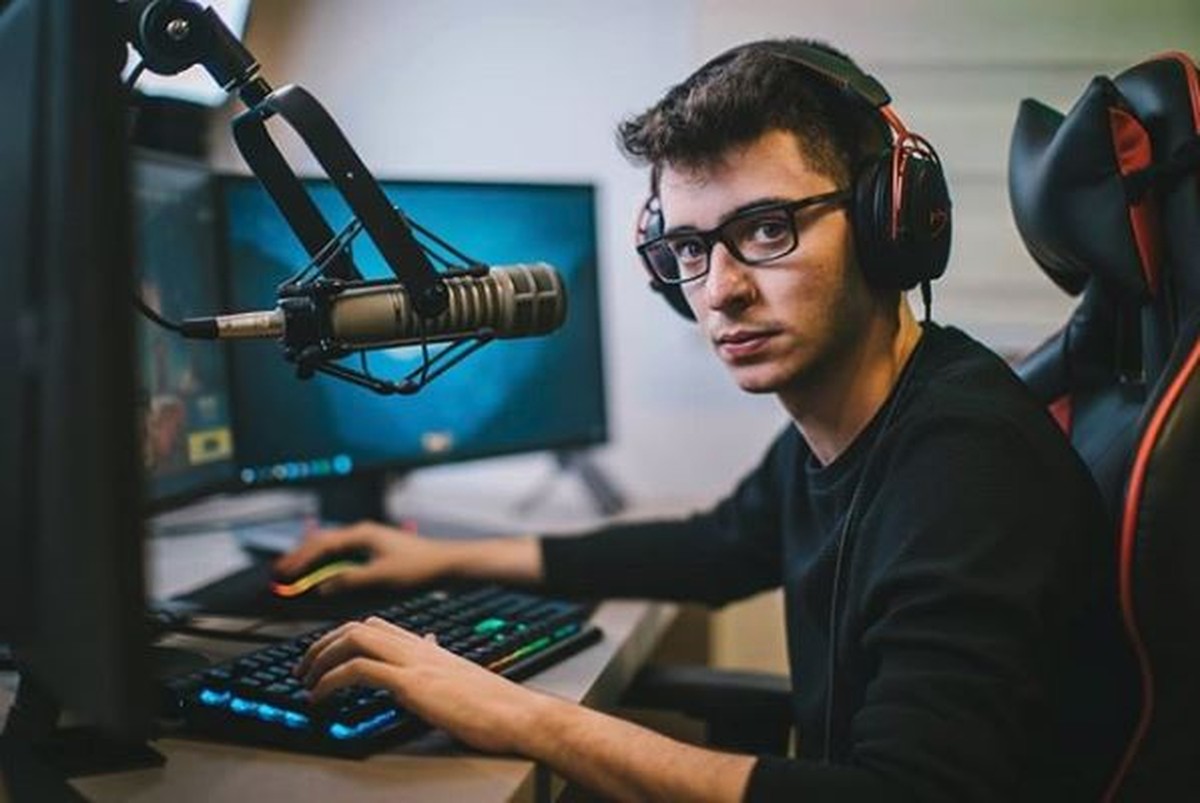 Youtuber gamer Flakes Power faz encontro gratuito com fãs em São José ...