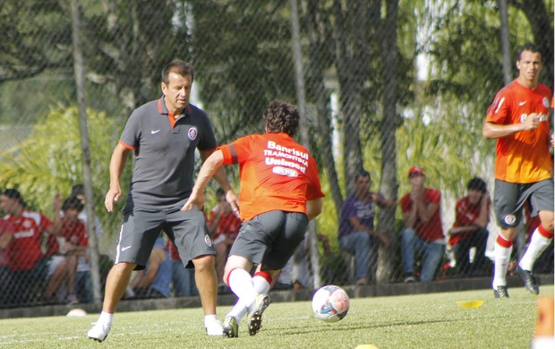 Dunga vira zagueiro em treino de finalizações do Inter | globoesporte.com