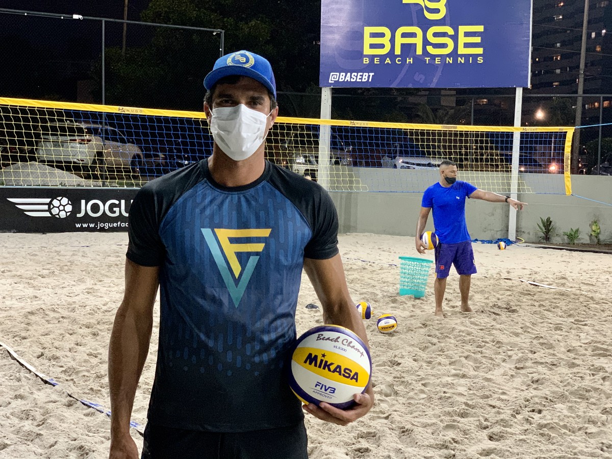 Medalha de prata no Pan de Toronto, Vitor Felipe abre escola de vôlei ...