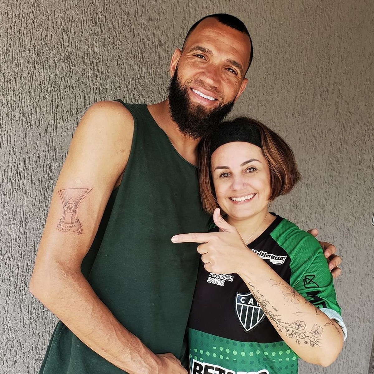 Goleiro Everson tatua desenho da taça de campeão brasileiro pelo ...