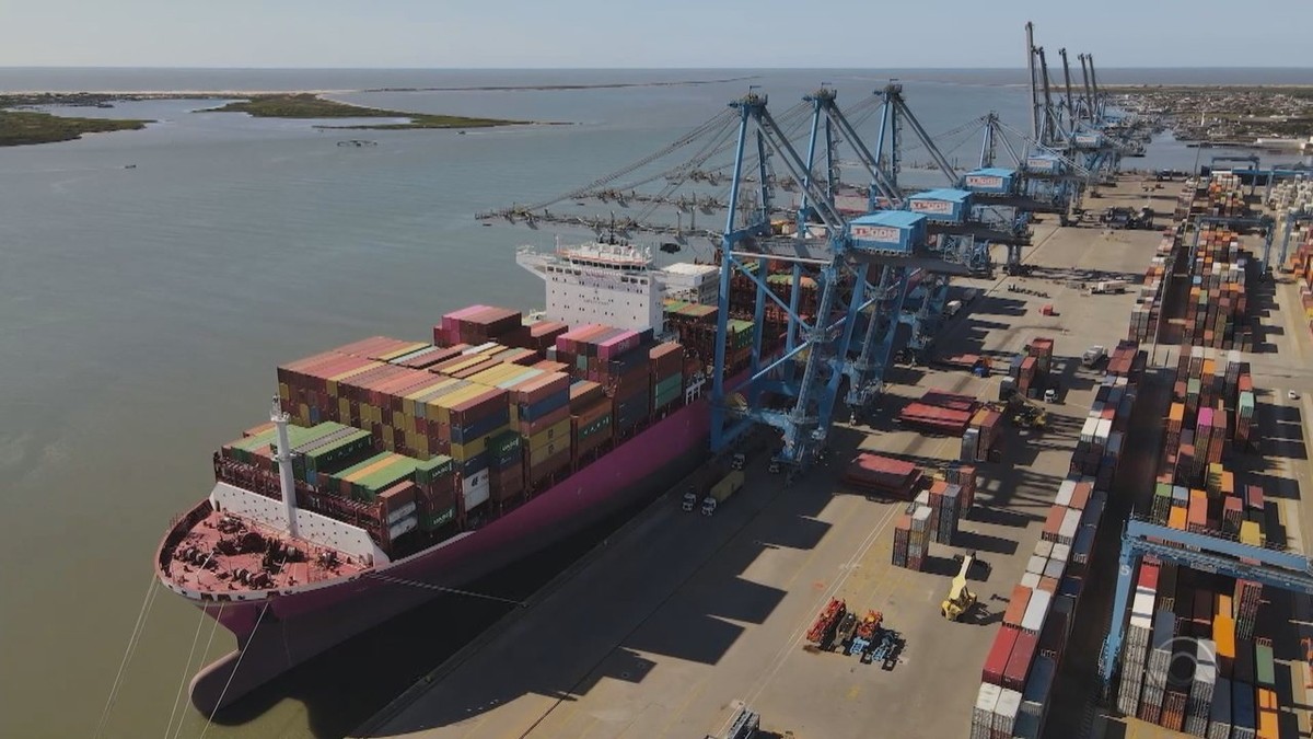 Navio 'gigante' de mais de 300 metros de comprimento atraca em Rio ...