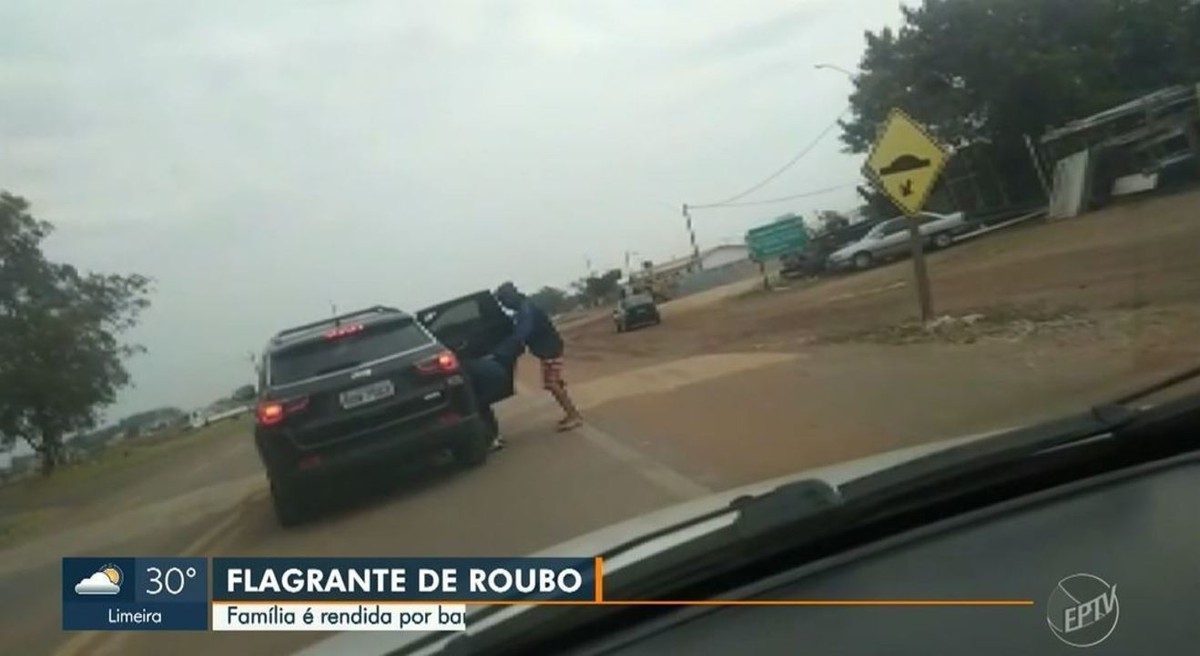 Vídeo Trio Rouba Carro E Leva Família Junto Ao Fugir Da Polícia Em