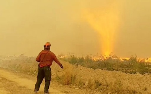 Vídeo incrível mostra bombeiros combatendo redemoinho de fogo - Revista ...