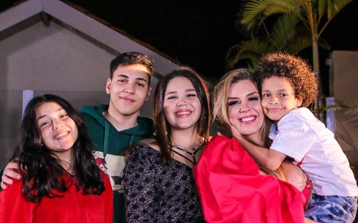 Simony reúne os filhos em foto para celebrar aniversário de 44 anos ...