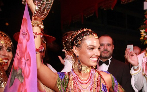 Rainha do Baile do Copa, Isis Valverde ousa no look de cigana - Quem ...
