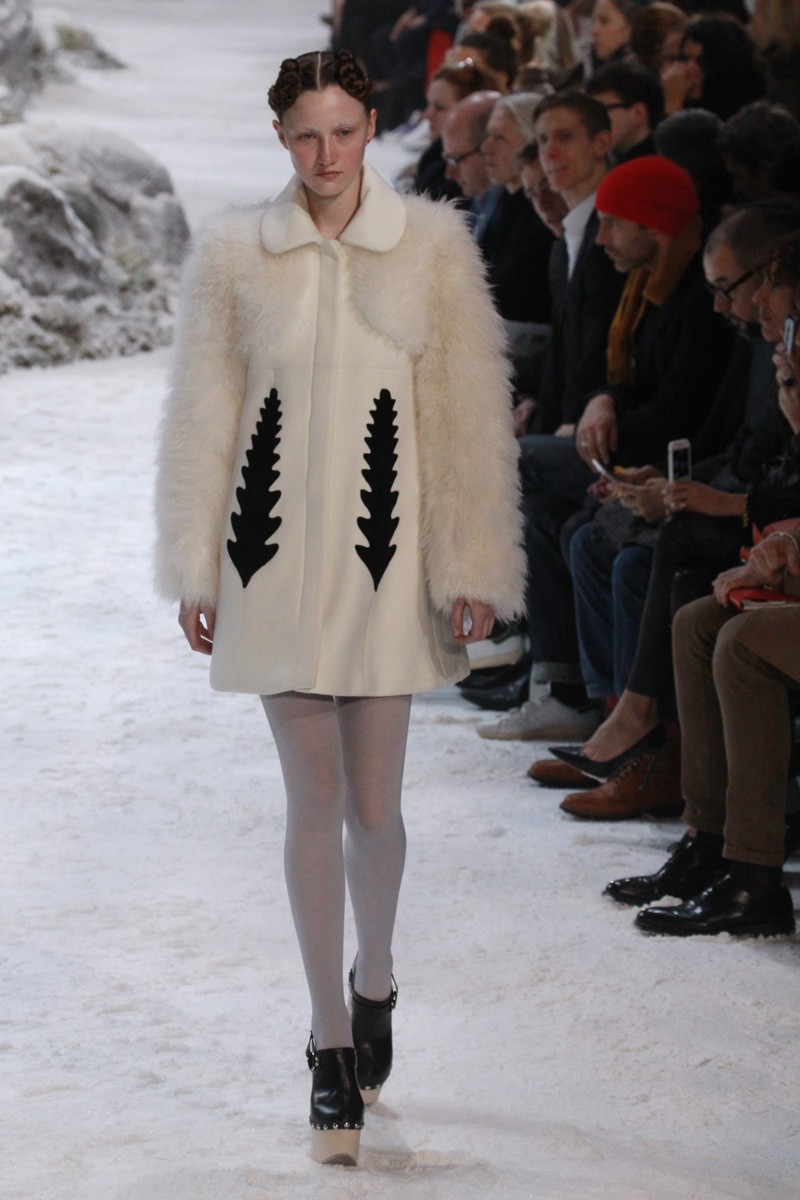 Moncler recria a paisagem da Suíça no inverno 2017 | Desfiles | Vogue