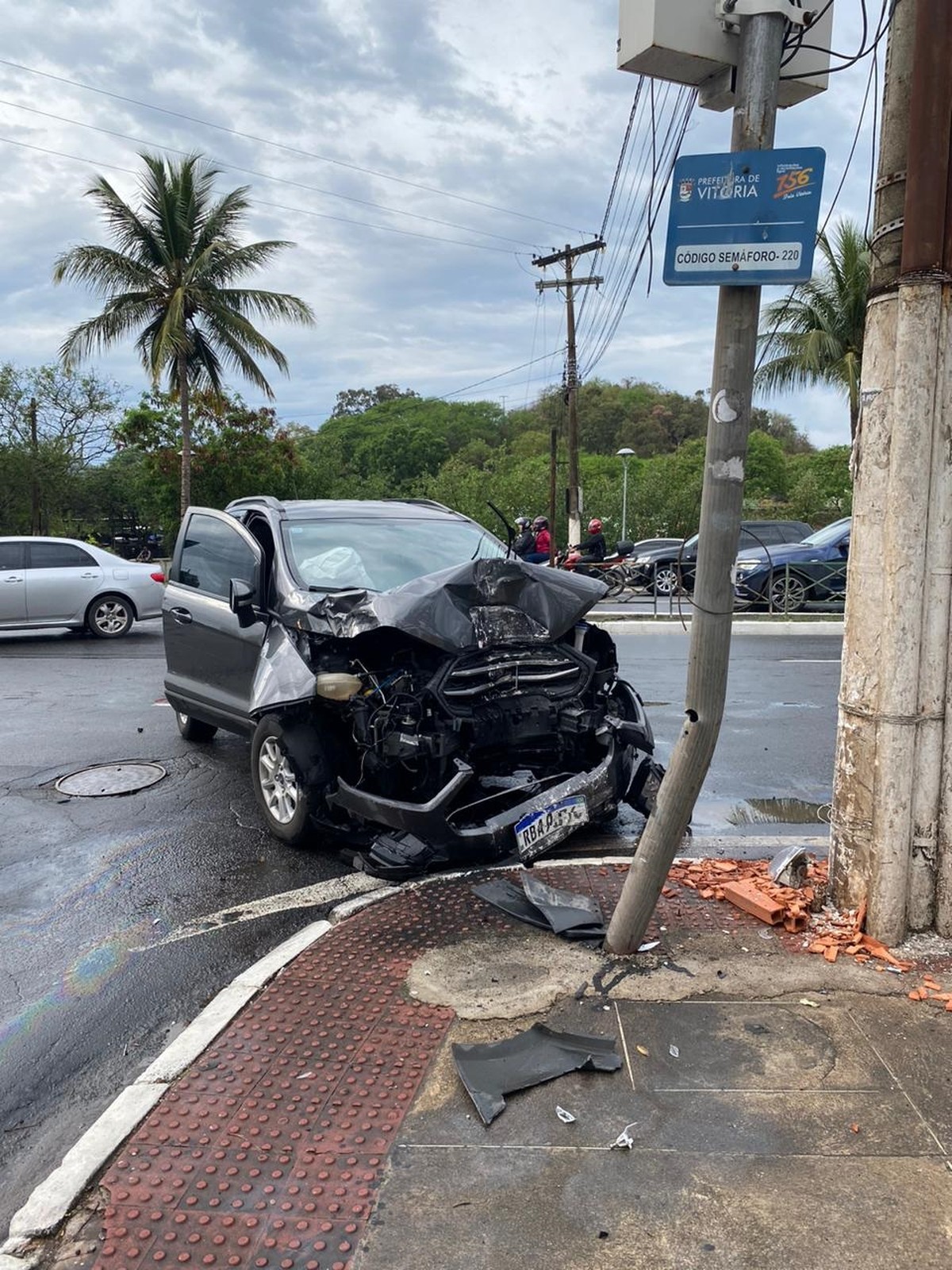 Carro bate em poste e motorista fica ferida em Vitória | Espírito Santo | G1