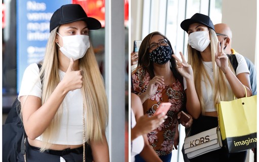Sarah tira foto com fãs ao desembarcar em aeroporto em São Paulo - Quem ...