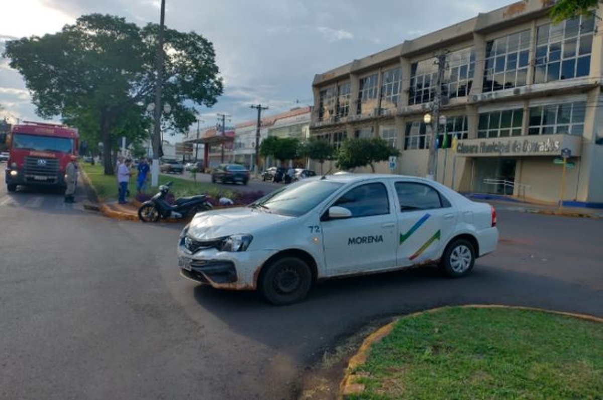 Duas mulheres ficam feridas após colisão entre carro e moto em Dourados | Mato Grosso do Sul | G1