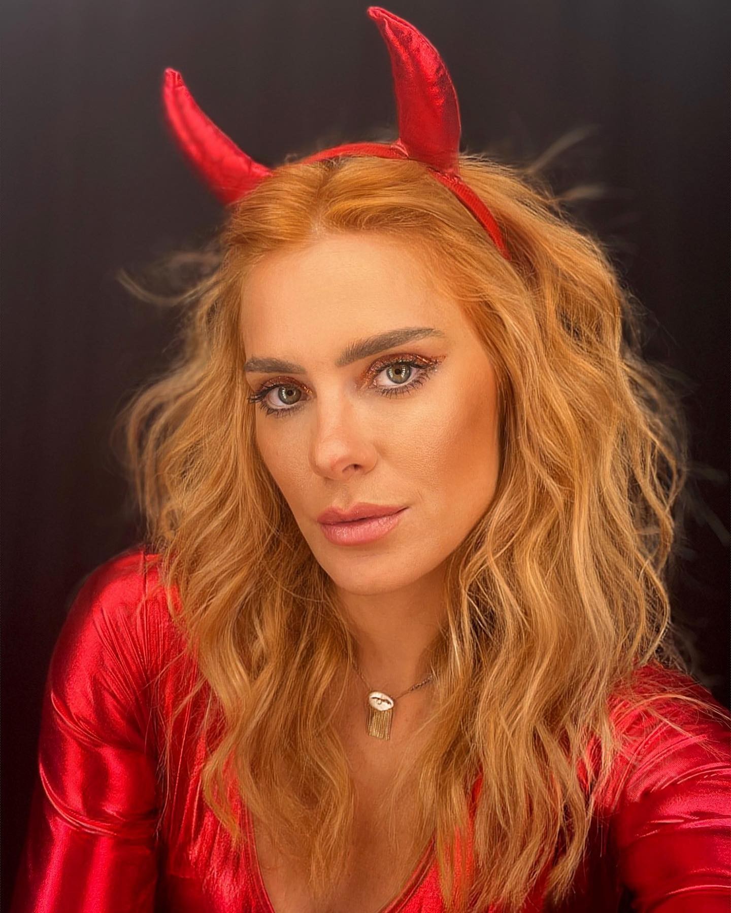 Aos 44, Carolina Dieckmann se fantasia de diabinha - Primeira Hora