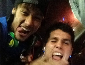 A caminho do estádio, Neymar faz 'festa' com Patito Rodríguez ...