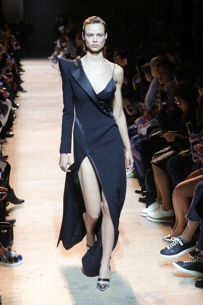 Mugler passeia em seu habitat natural com inverno 2018 oitentista ...