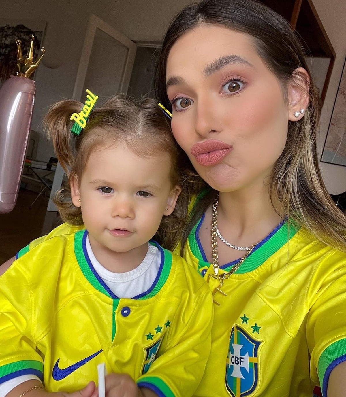 Virginia mostra torcida pelo Brasil com Maria Alice e Maria Flor em dia ...