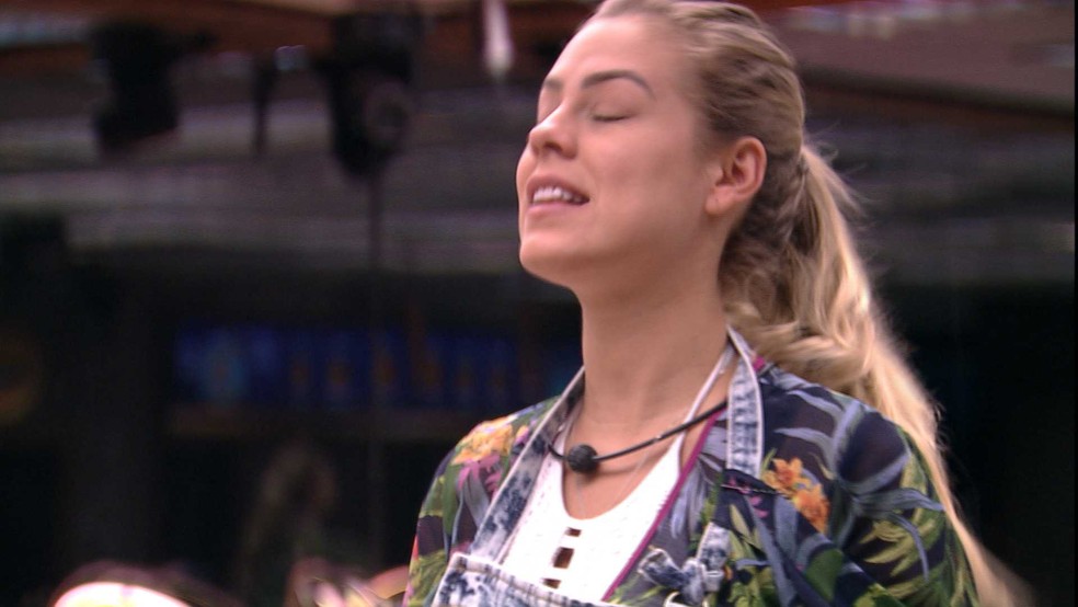 Isabella canta em italiano na cozinha | casa bbb | Gshow