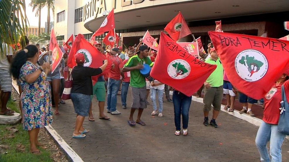 MST faz ato em Vitória por reforma agrária e libertação de Lula ...