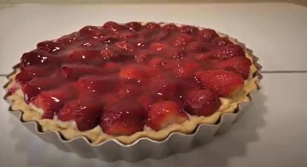 Aprenda a fazer uma torta de morango com creme espelhada | Plug | Receitas