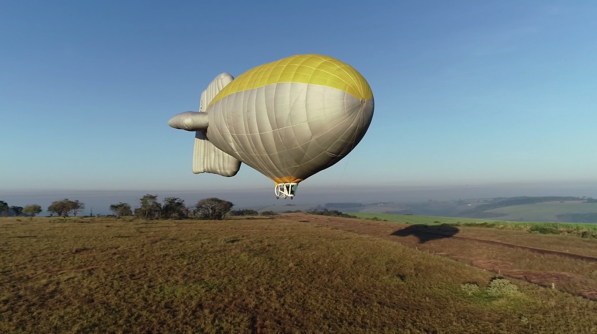 Piloto preserva único dirigível de ar quente em operação no Brasil para ...