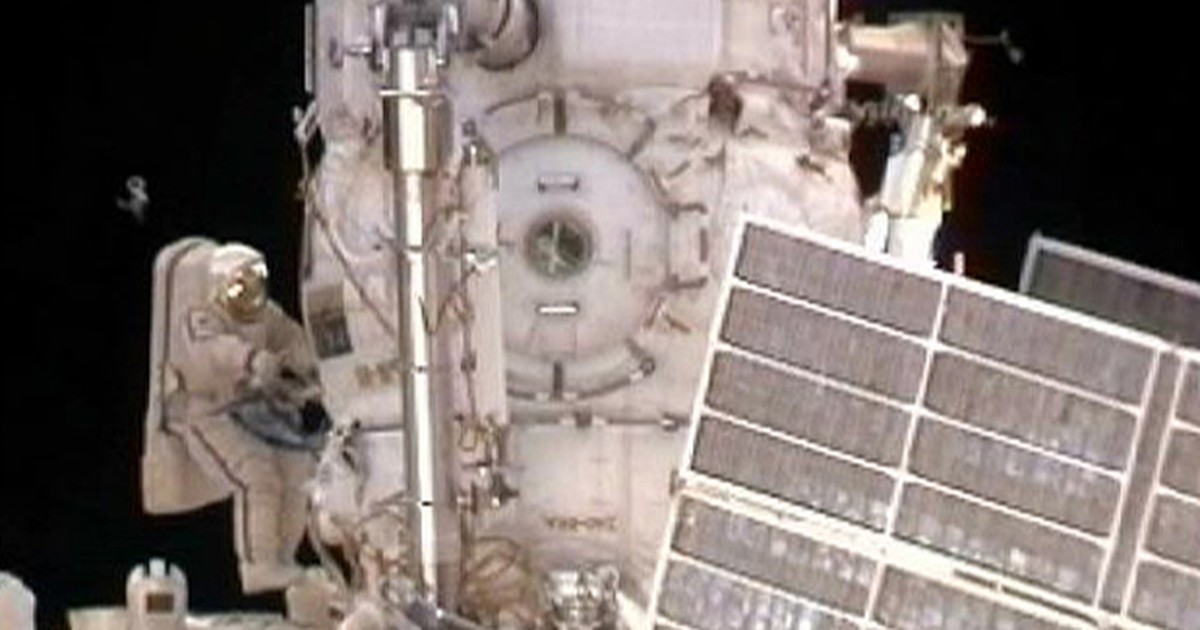 G1 - Cosmonautas integram módulo russo Rassvet à ISS após caminhada ...