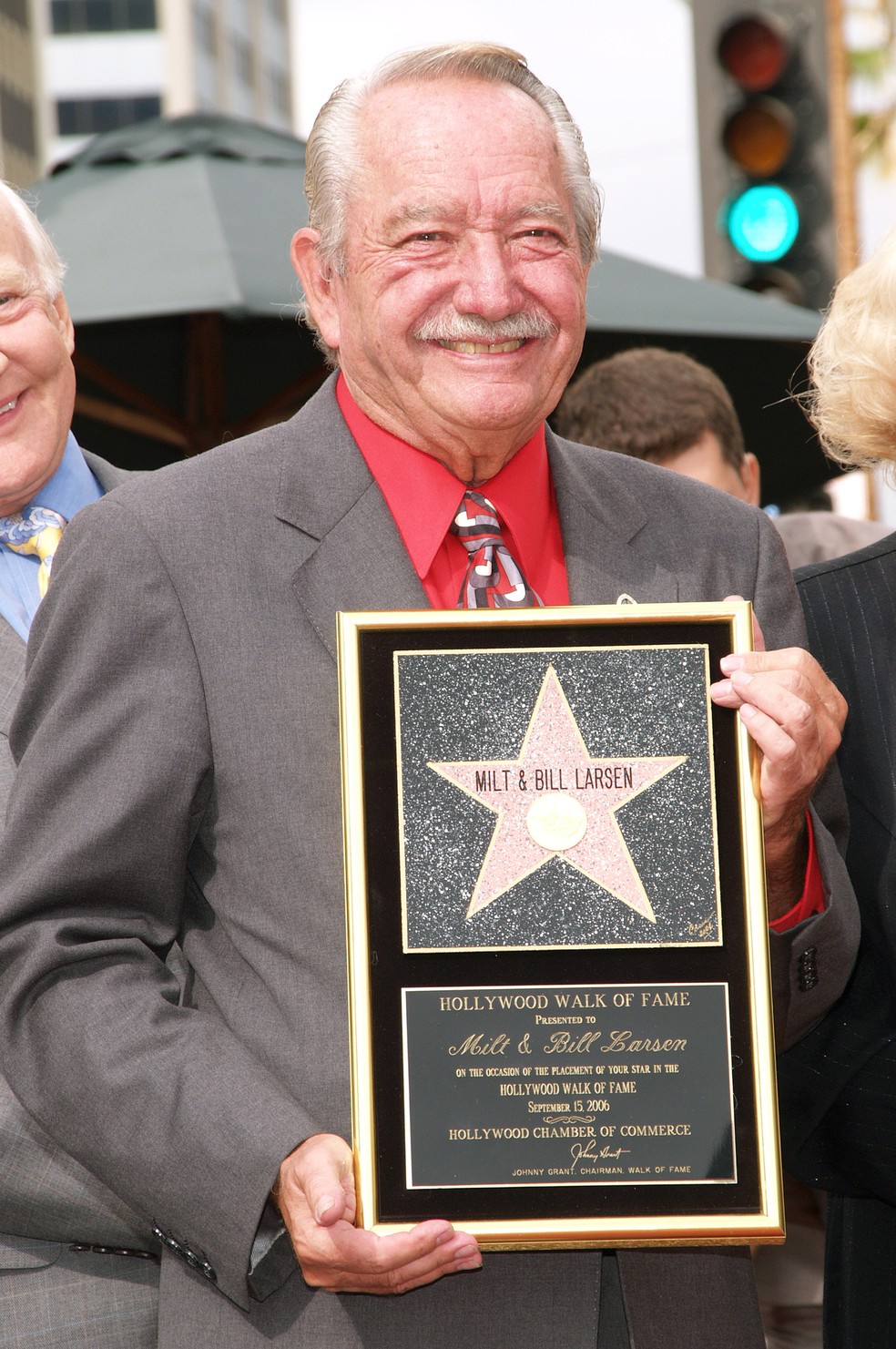 Notícias | Morre Milt Larsen, mágico fundador do Magic Castle, aos 92 ...