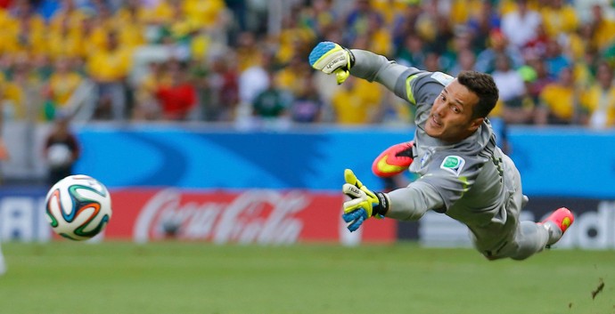 Diante de boa atuação de Ochoa, Julio César destaca suas defesas ...