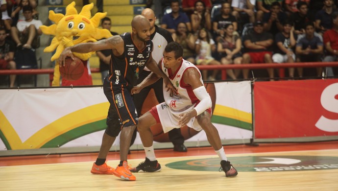 Com duelo de americanos, Basquete Cearense vence Bauru pelo NBB ...