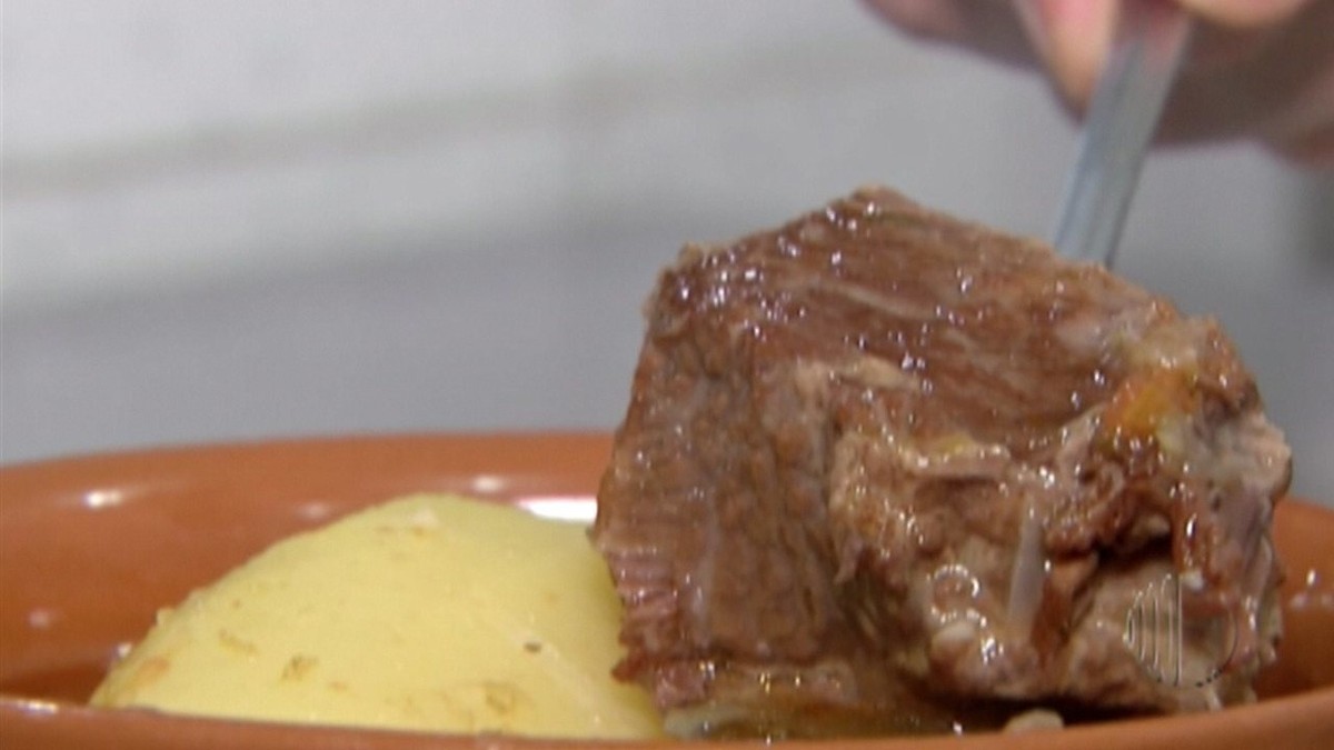 Aprenda a preparar o tradicional afogado da Festa do Divino de Mogi das ...