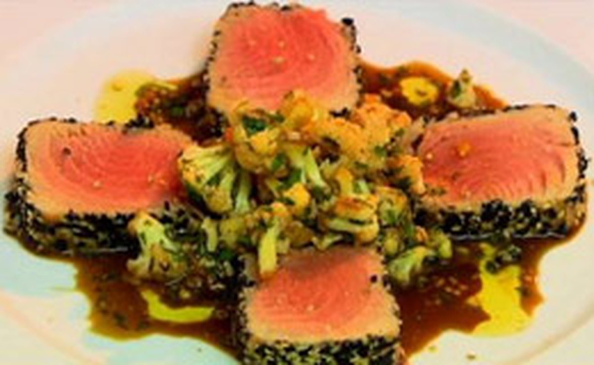 Atum em crosta de gergelim com salada de couve-flor | Que Marravilha ...