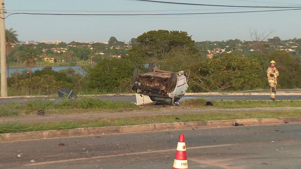 Adolescente de 17 anos bate carro em poste e capota em rodovia, no DF; duas pessoas ficaram ...