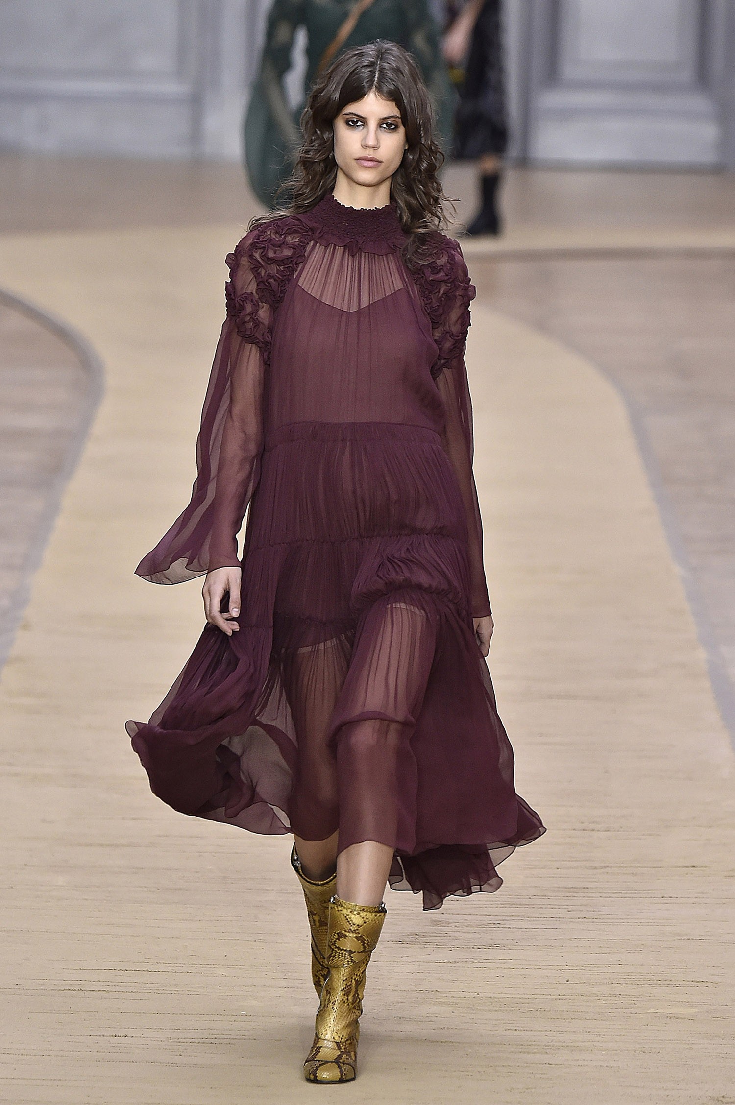 Rainha do boho contemporâneo, Chloé traz inverno 2017 esperto e ...
